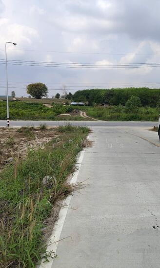 Land for sale in Map Yang Phon, area 3 rai, next to concrete road ...