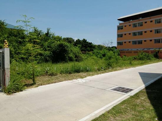 Land for sale, good location in the heart of Ang Sila-Bangsaen, behind ...