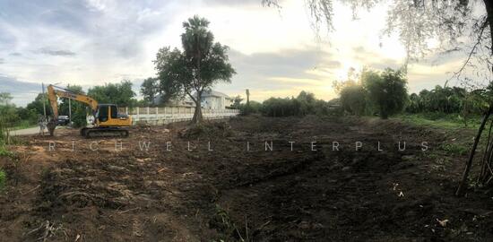 Land for sale near Thammasat Ring Road, area 2 rai, next to a canal, Soi Chao Nuea 5,, Pathum ...