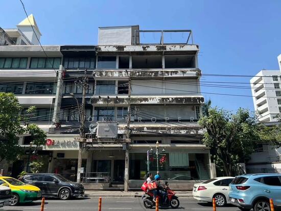 3 Storey commercial building at the entrance to Thonglor Soi 25 ...