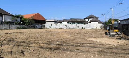 For sale, prime location empty land, only 180 meters from Rawai Beach, suitable for investors ...