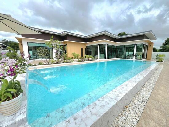 3 Bedrooms Pool Villa in Bangsaray, Chon Buri, Bang Sa-re, Sattahip ...