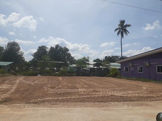 Land for sale in Pong Map Prachan, area 100 sq.w., on a concrete road, already filled,, Chon ...