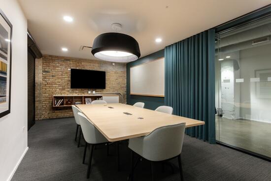 สำนักงานเปิดแบบออกแบบสวยงามสำหรับ 10 คนใน Spaces Suthi Building ...