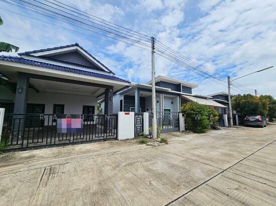 For rent: Single-storey detached house, location: Phetkhumthong Ville ...