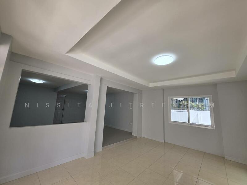 Single detached house on a 100-sq-wah plot, 20-meter frontage, located in the Siam Cement ...